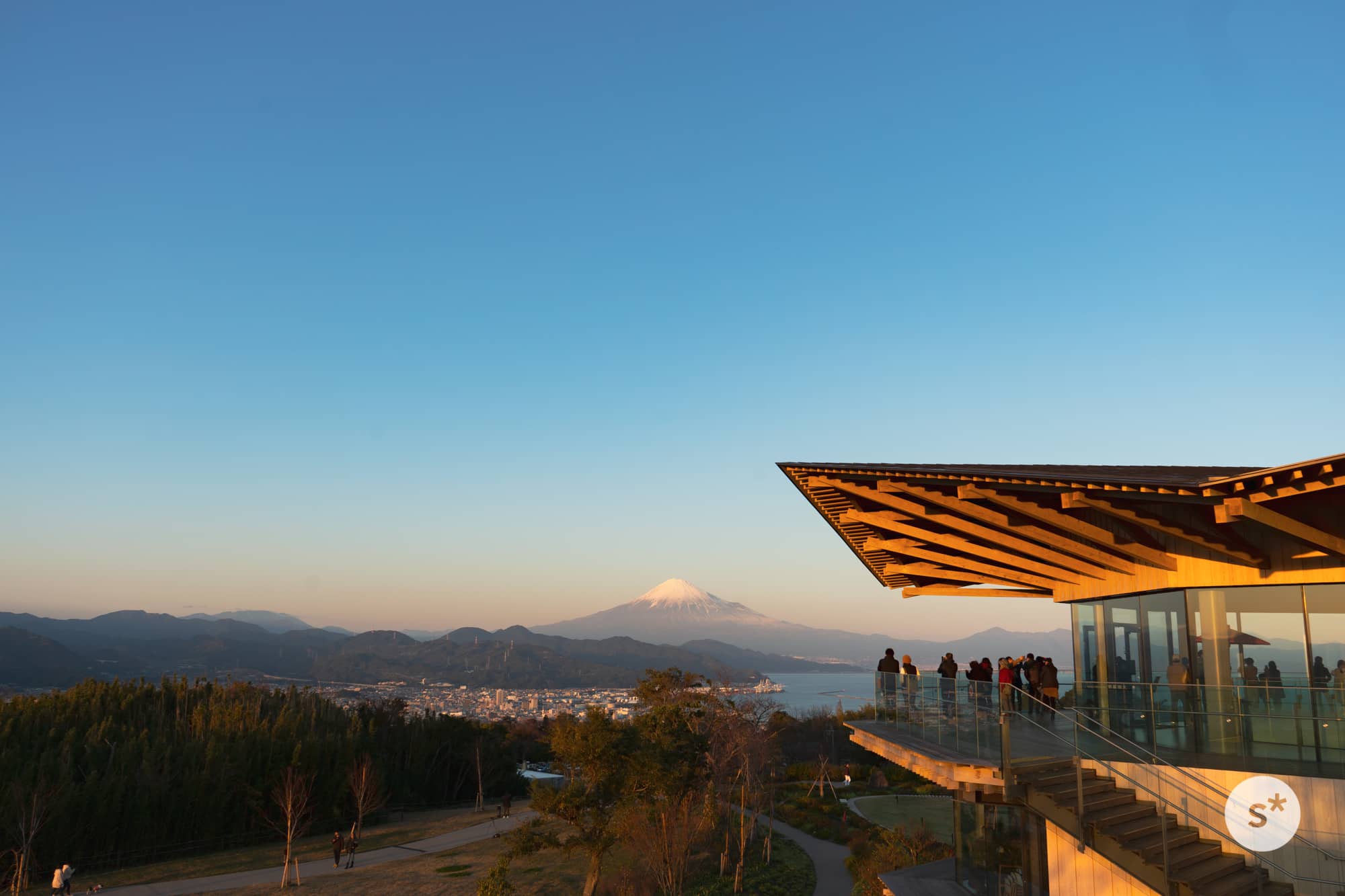 日本平夢テラスで雲ひとつないマジックアワーを過ごす - starnote*